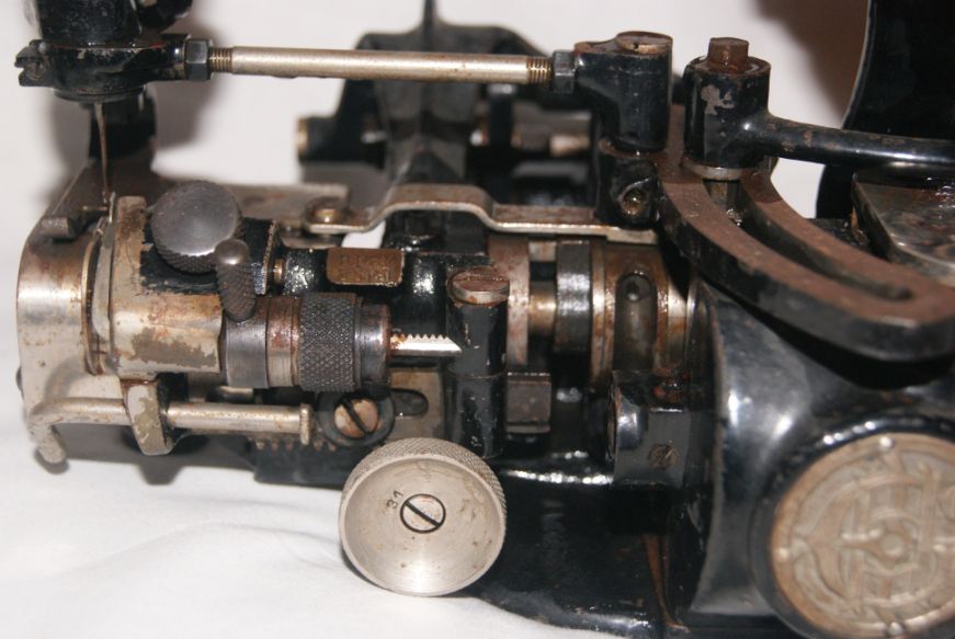 Museale, antike Hutnähmaschine von GROSSMANN - ANITA B / hat sewing machine